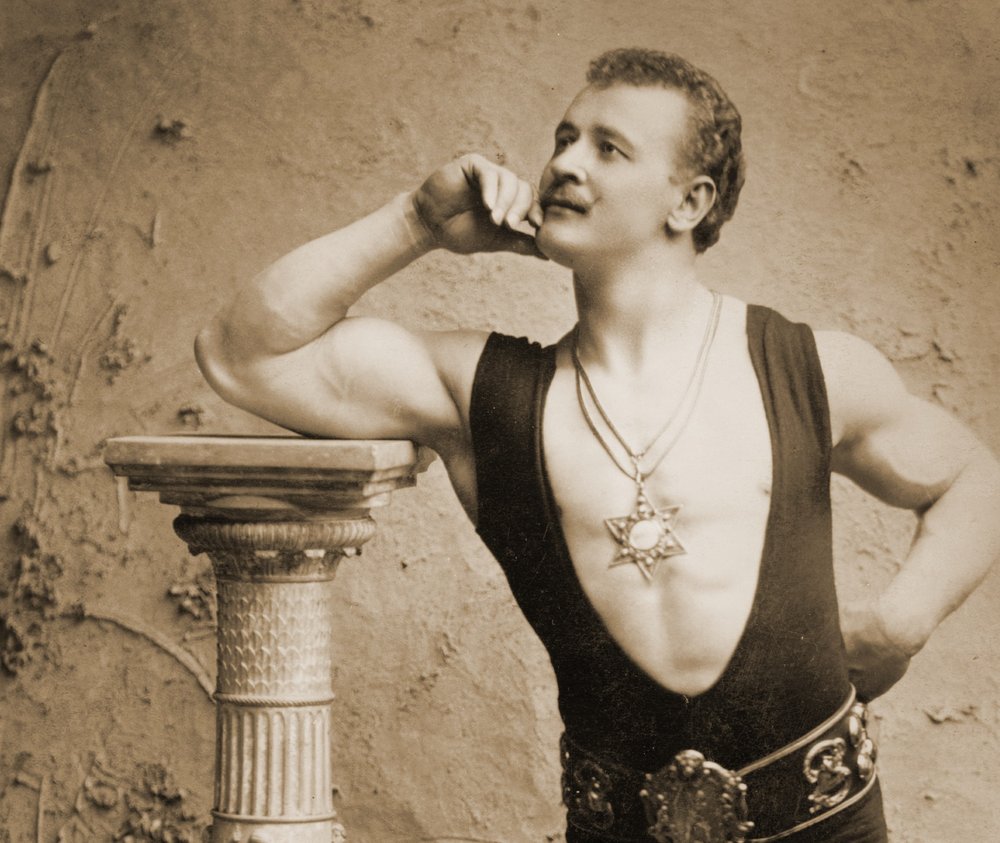 Eugen Sandow, en pose gréco-romaine classique, vers 1894