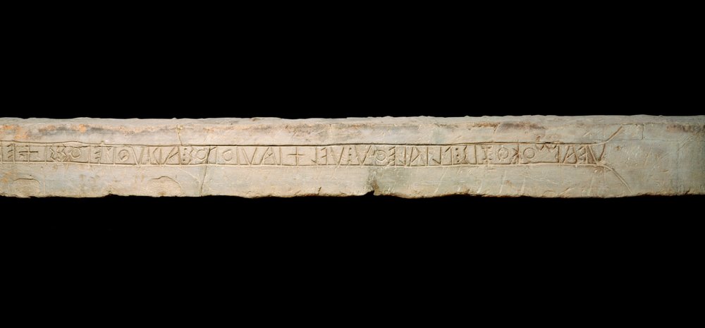 Art celtique : 'hommage aux divinités' Inscription gravée en alphabet ...