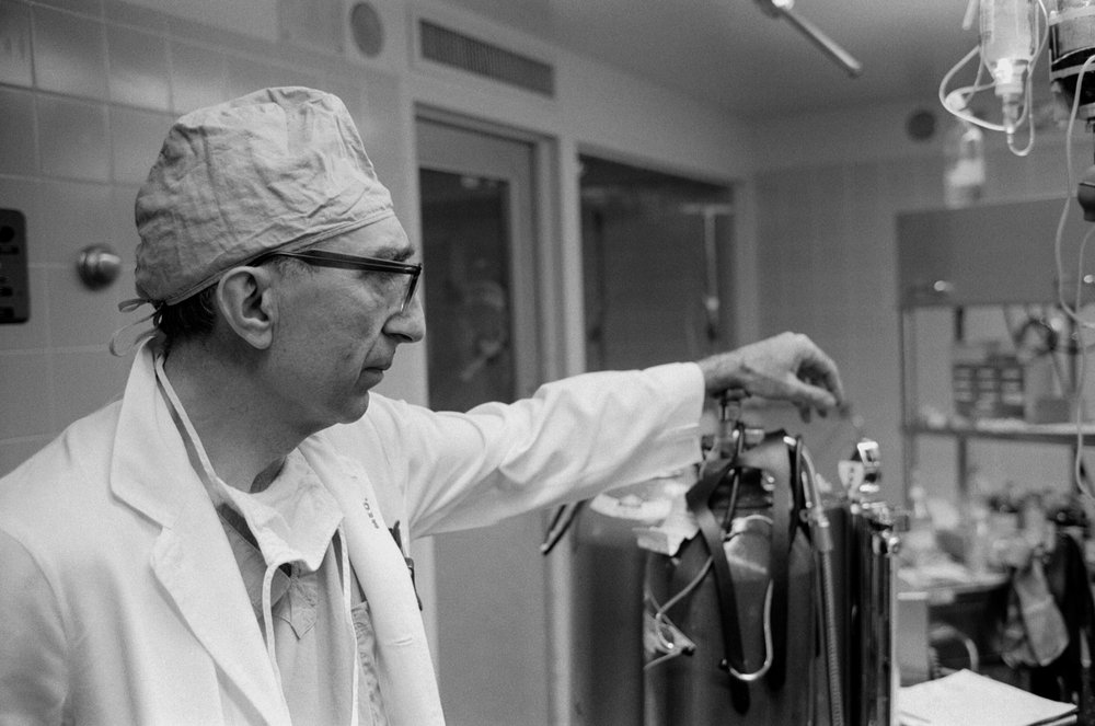 Dr. Michael DeBakey, chirurgien cardiovasculaire, au Texas Medical Center