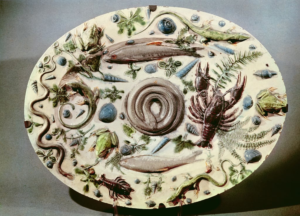 "Rustique Figuline" plat avec un fond blanc (faïence)