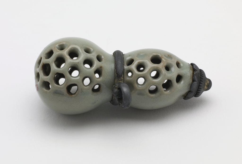 Netsuke en forme de calebasse, province de Yamashiro, période Edo ou ...