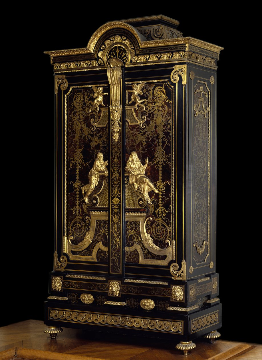 Mobilier de style Louis XIV (1661-1715) : armoire décorée de figures d ...