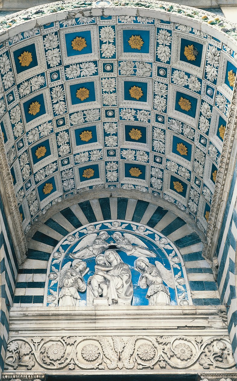 Voûte centrale du portique, avec caissons bleus et rosaces dorées, et ...