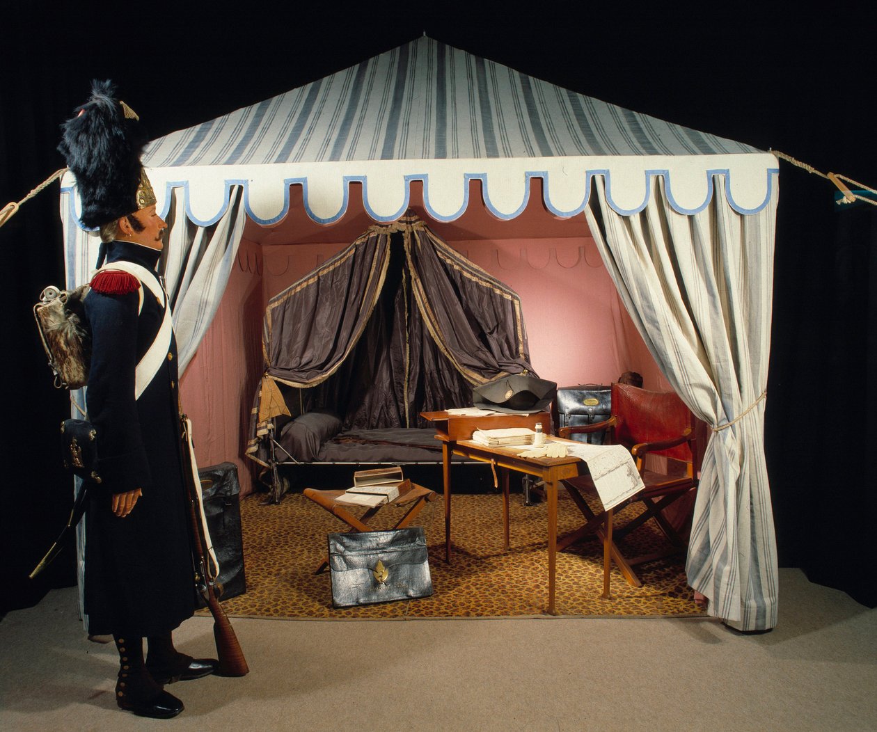 Tente de Napoléon Ier au bivouac avec un grenadier à pied de la Garde ...