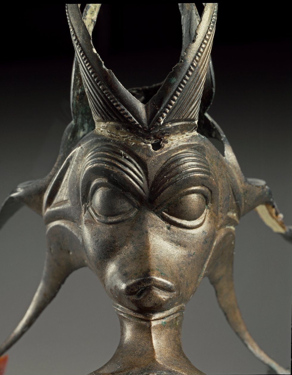 Art celtique : élément décoratif d'un pichet en bronze en forme de tête ...