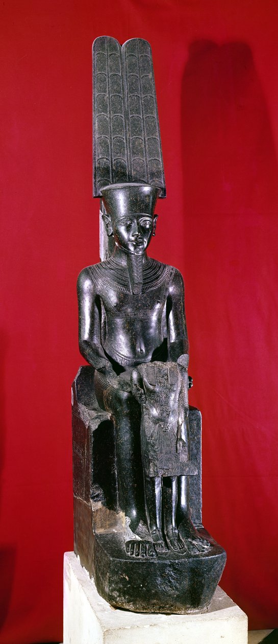 Statue assise du dieu Amon protégeant Toutankhamon, Nouvel Empire, vers ...
