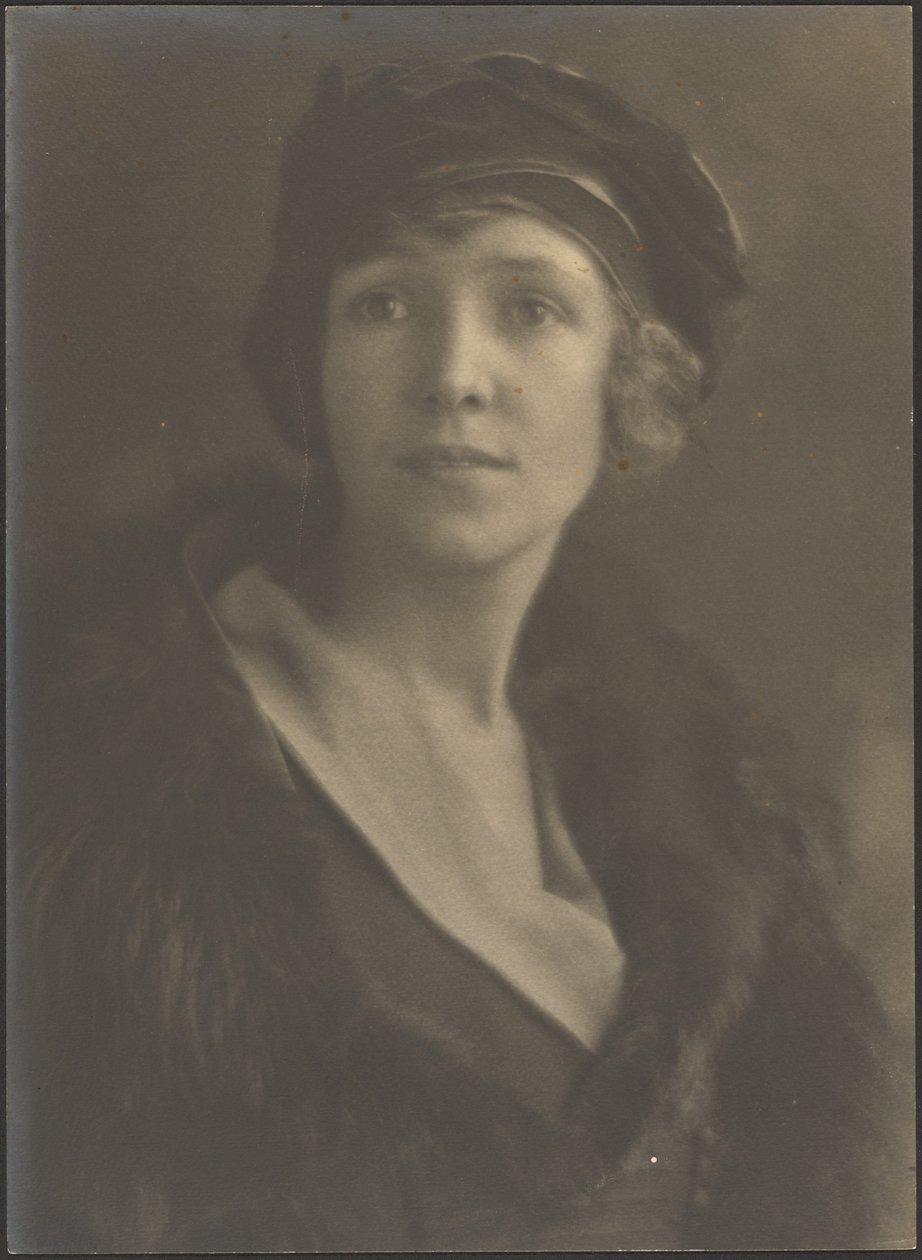 [Portrait d'une femme au chapeau de velours]