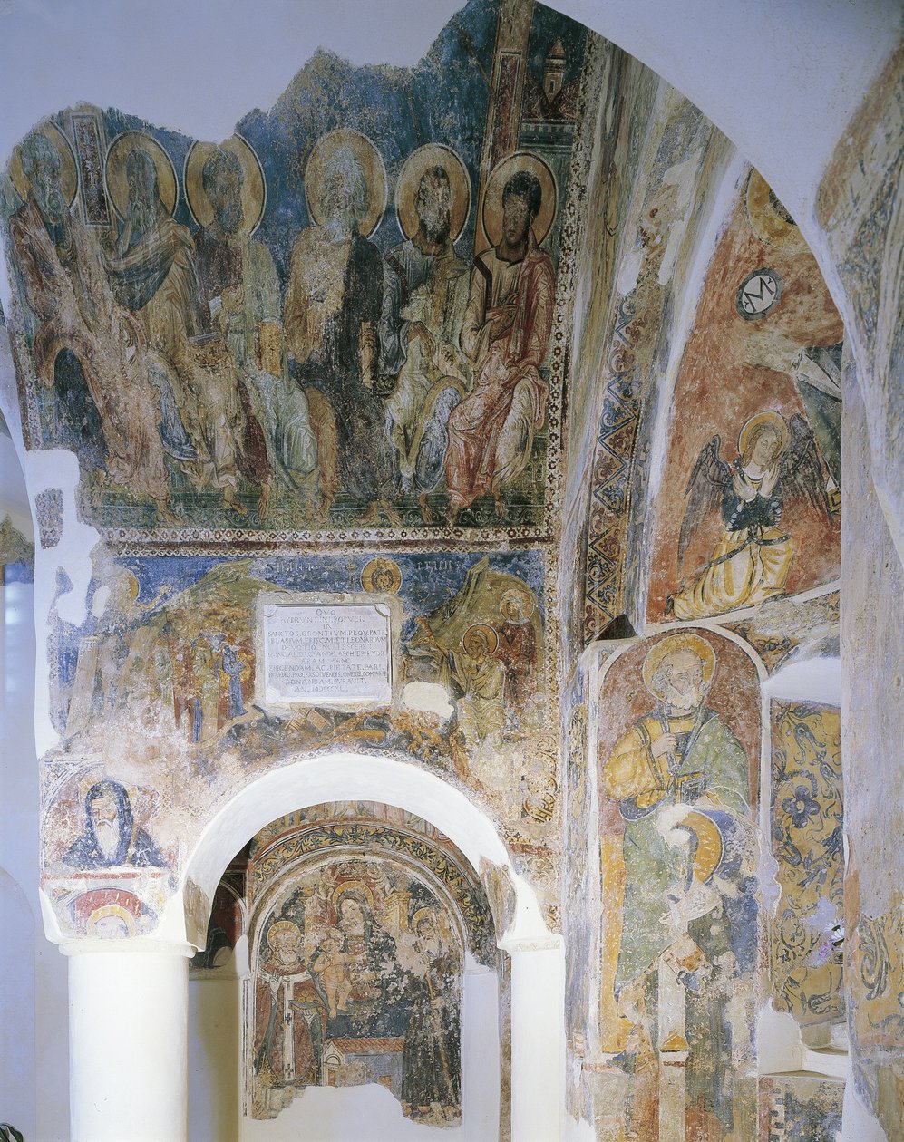 Vue en contre-plongée d'une fresque sur un mur, Église Saint-Pierre ...